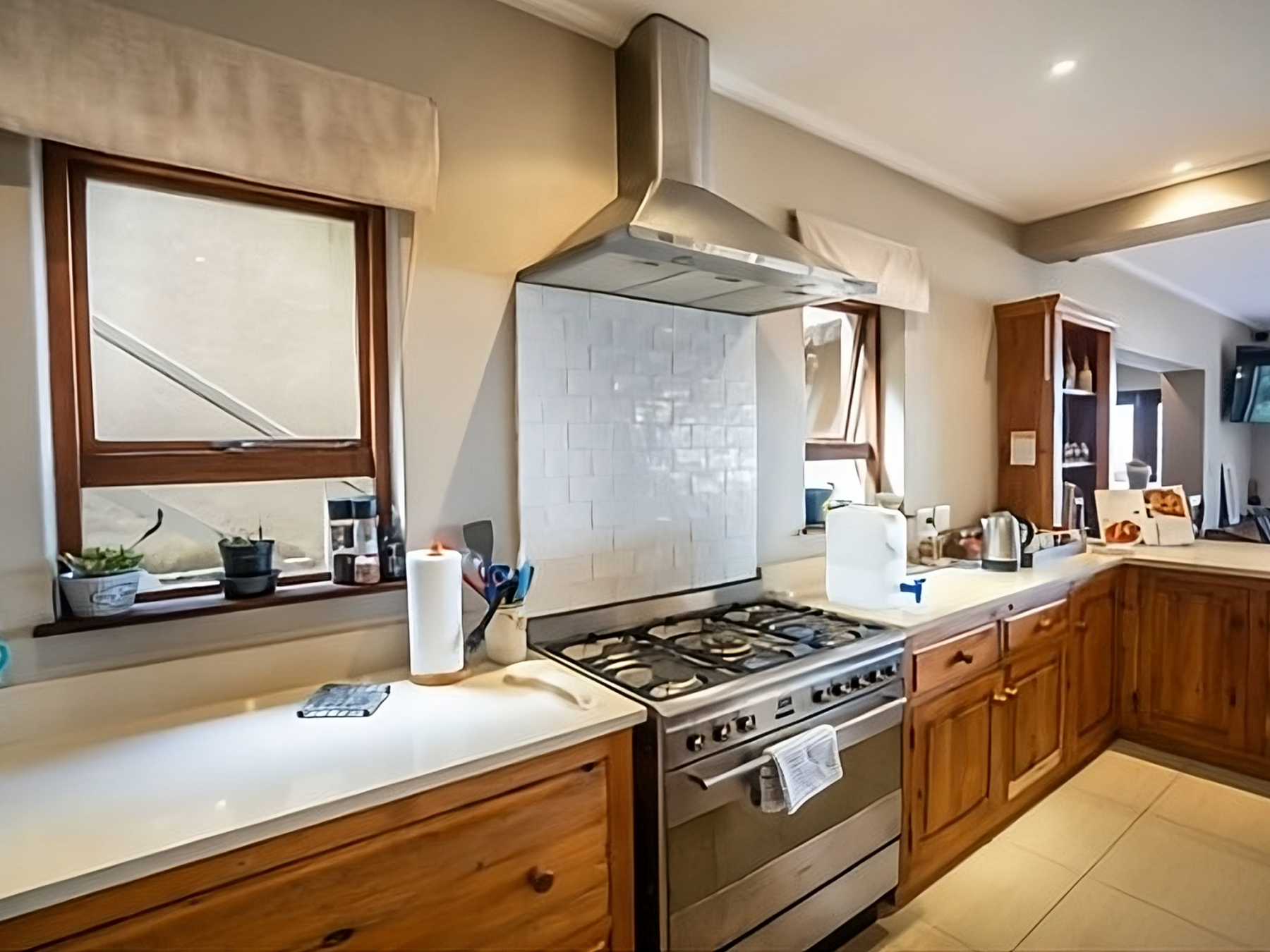 Central kitchen island ideas for a cooking kitchen | Lew Geffen Sotheby ...