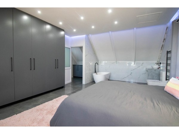 All you need to know about the open-plan bathroom trend | Lew Geffen ...